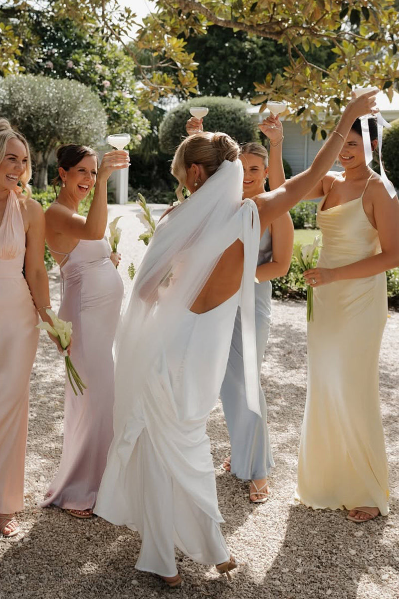 Courtney Grace Bride dans la robe Aire – Grace Loves Lace CA